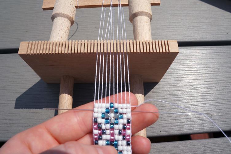 DIY: Festivalarmbänder aus Perlen weben VBS Hobby